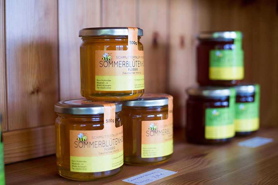 Produkte im SB-Hofladen vom Würmseefelder Hof in Machtlfing